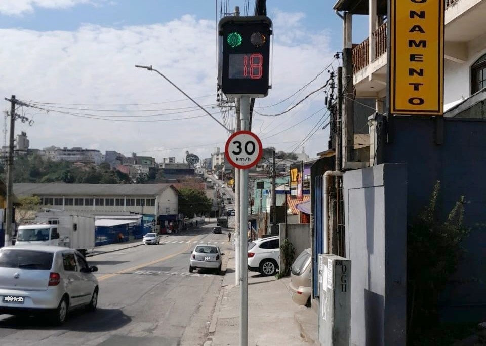Cotia Avenida Antônio Mathias de Camargo no centro ganha lombadas