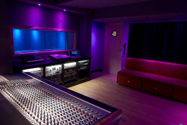 How is soundproofing ensured in recording studios?