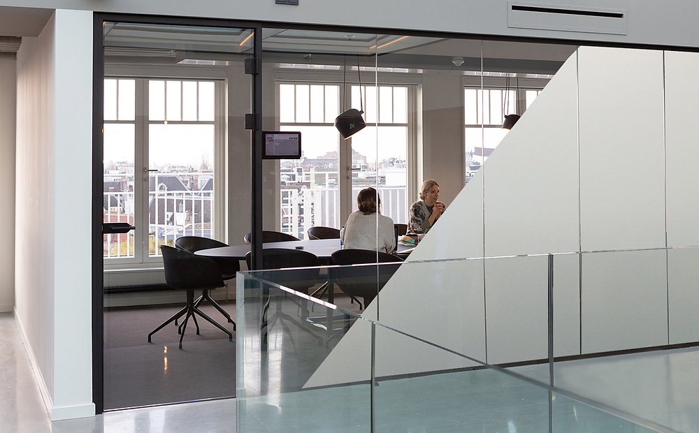 Enhance Your Office Instantly with Switchable Film: The Modern Solution for Modern Workspaces