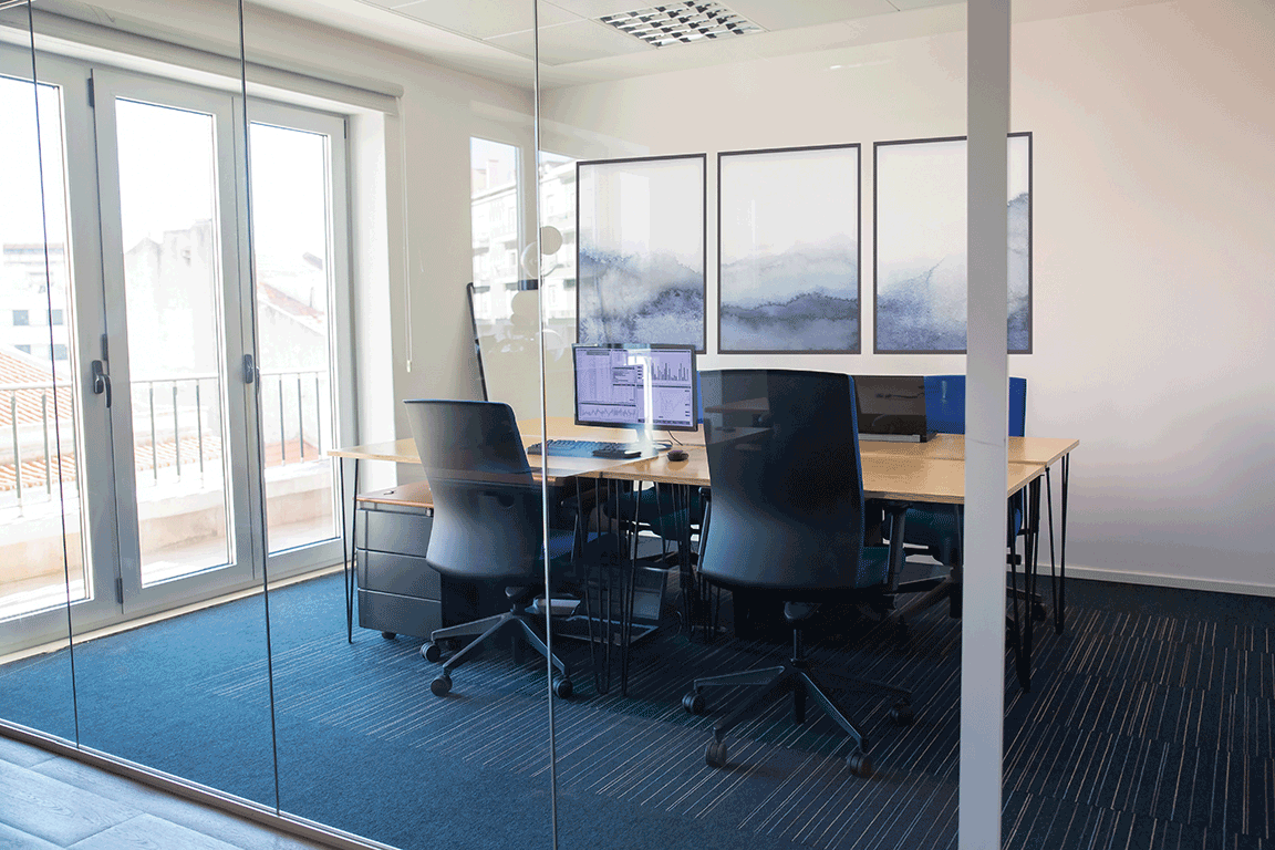 Elevate Commercial Design with Switchable LC Privacy Glass