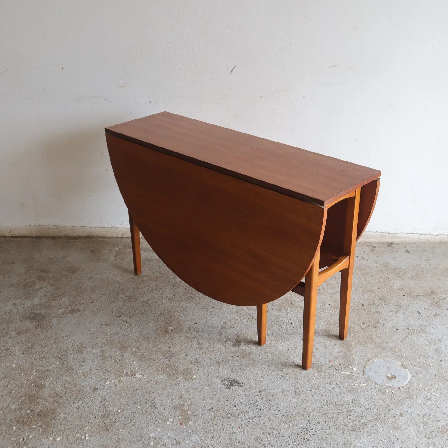 Mid-Century teak drop leaf dining room table | Klassiek