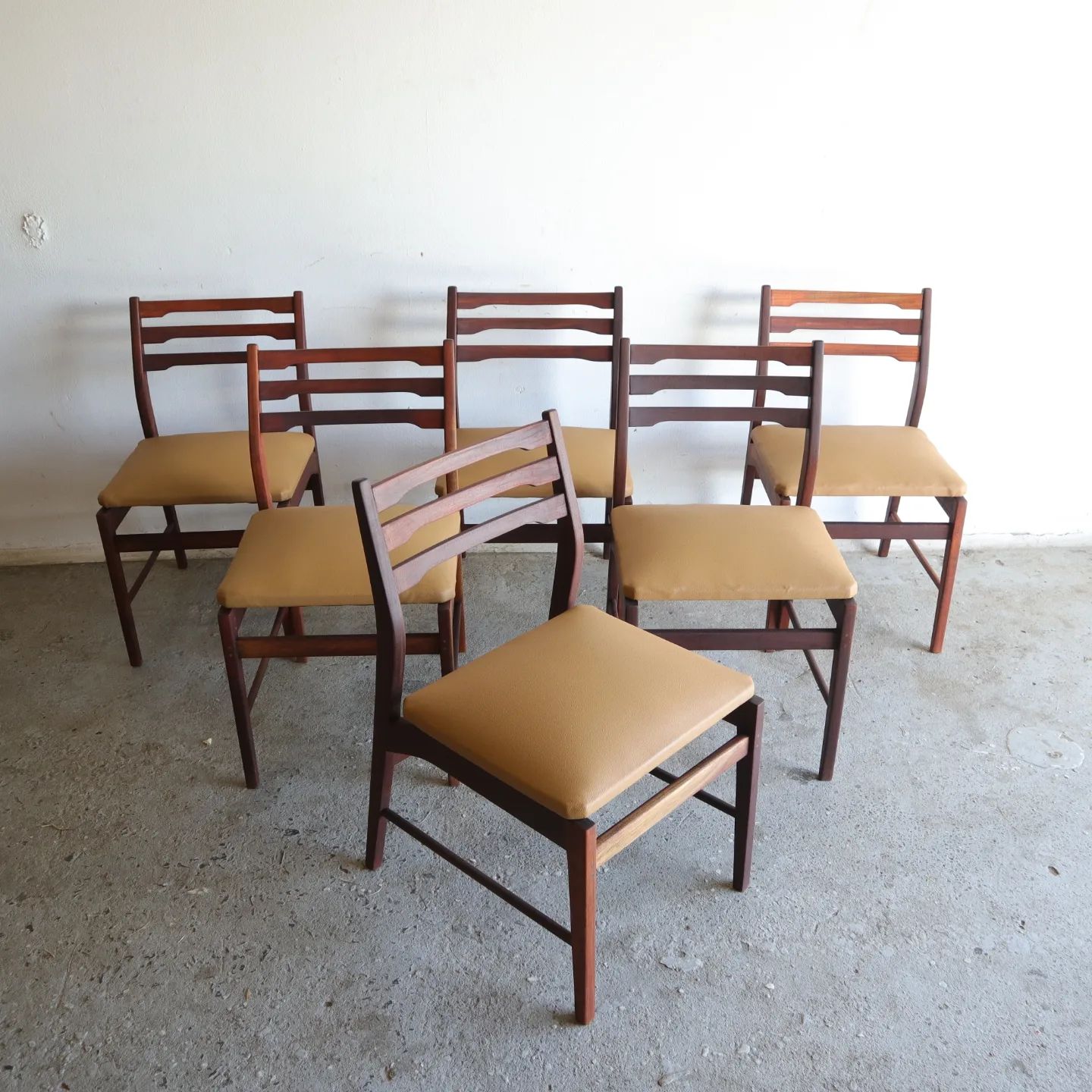 6 teak ladder back Mid-Century tan dining room chairs | Klassiek