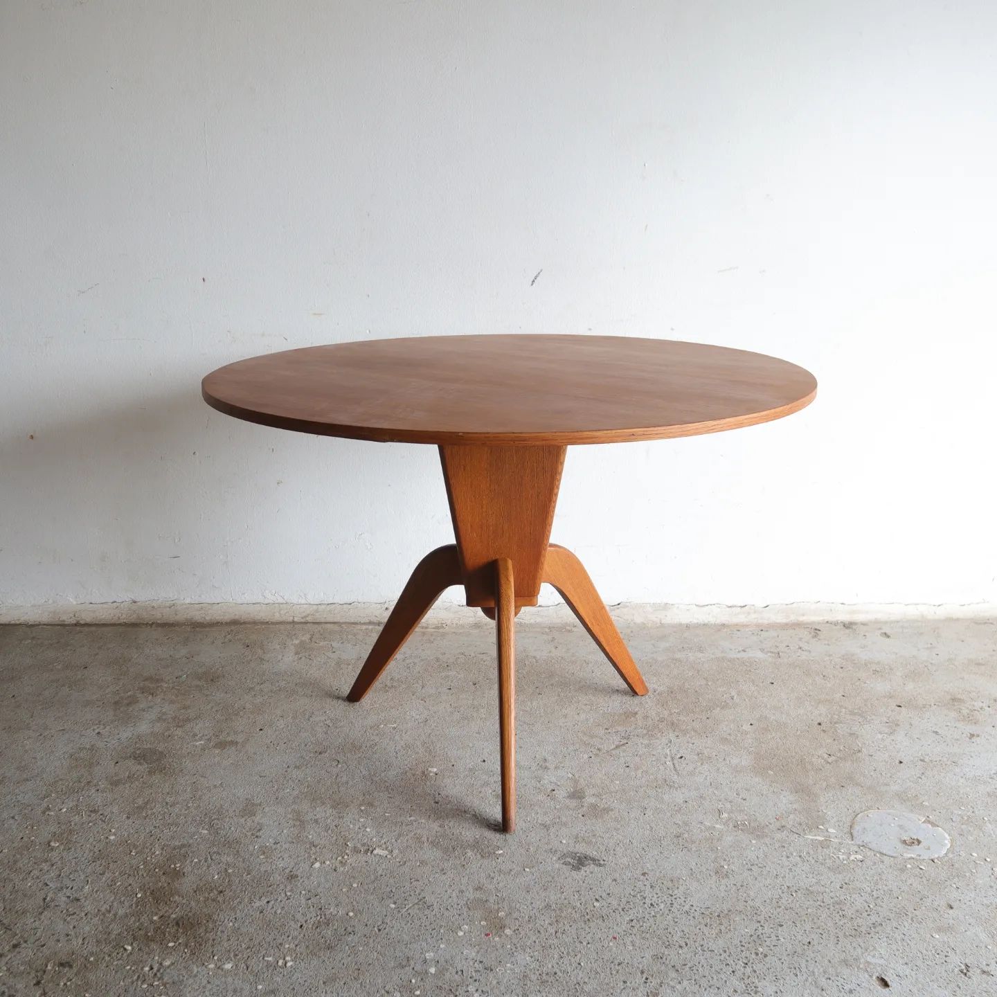 Mid-Century round oak dining room table | Klassiek