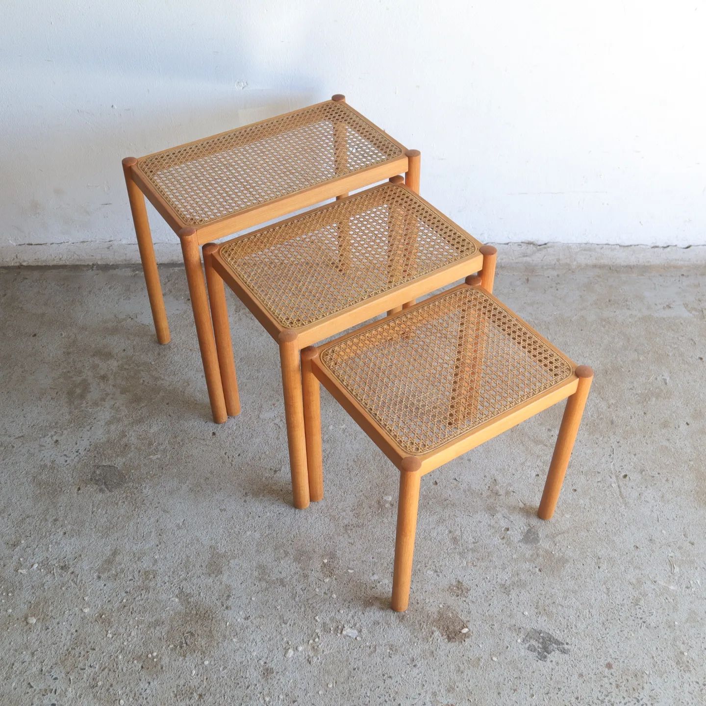 Vintage cane and wood nesting tables | Klassiek