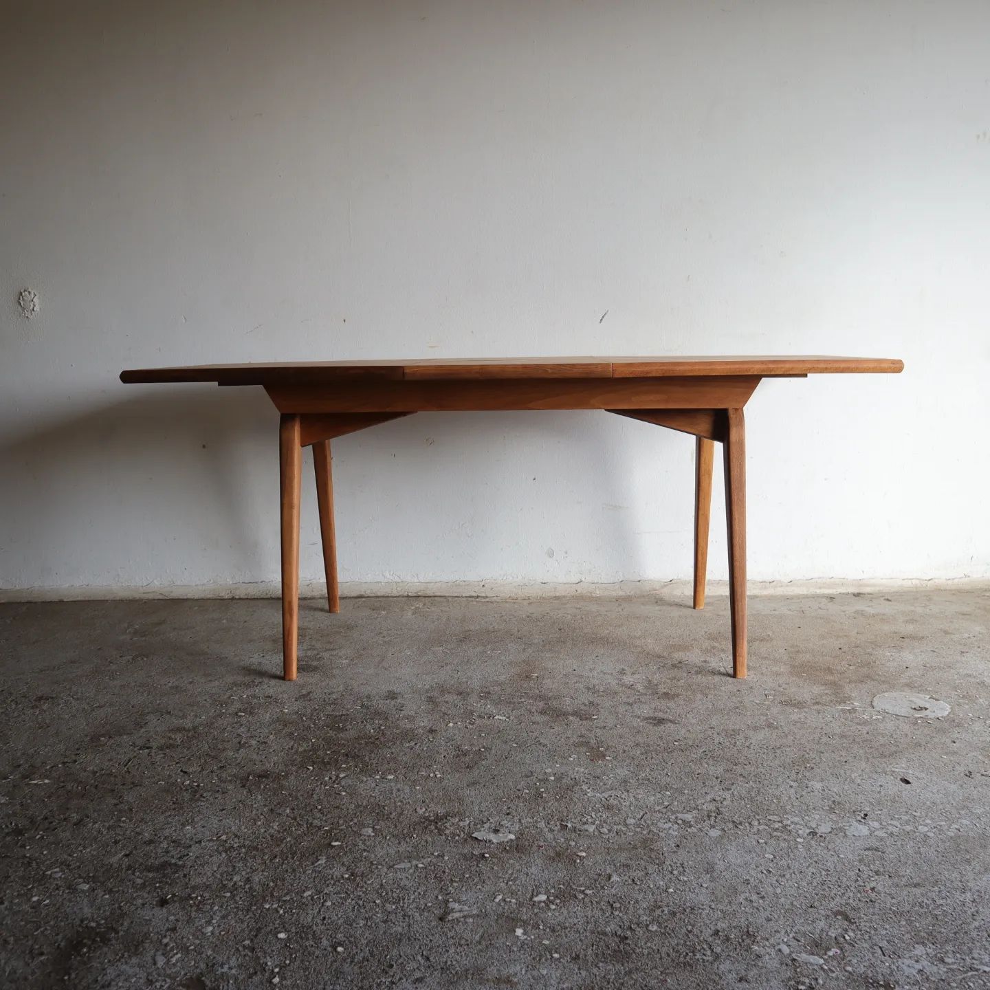 Mid-Century Danish style extendable dining room table | Klassiek
