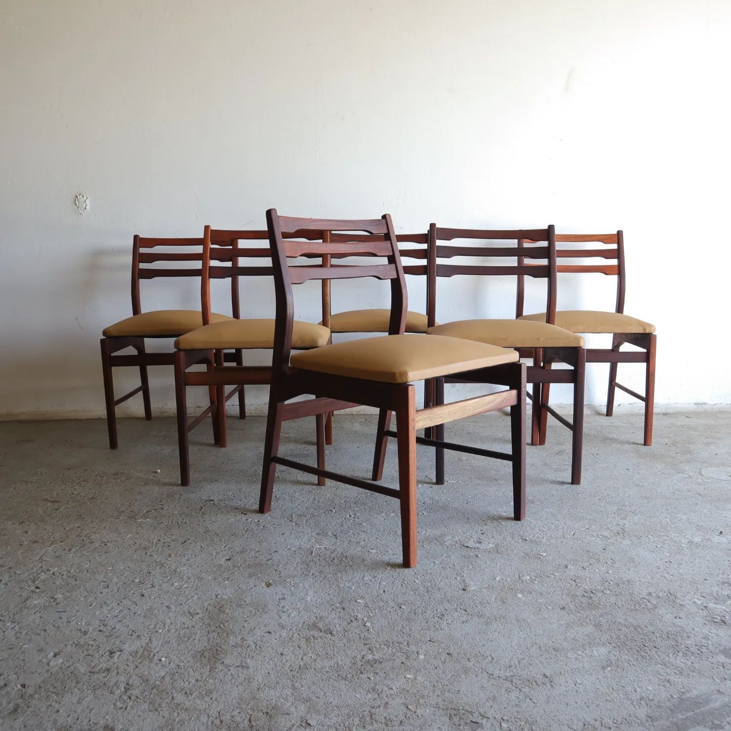 6 teak ladder back Mid-Century tan dining room chairs | Klassiek