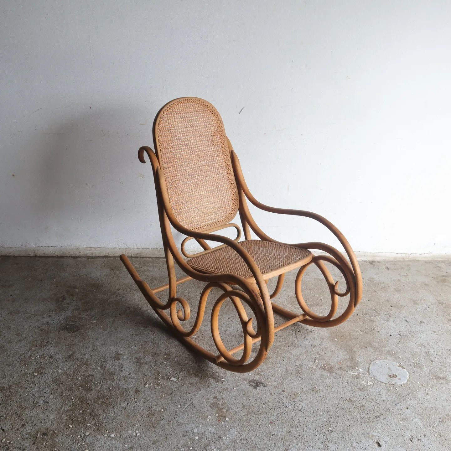 Mid-Century Thonet style cane bentwood rocking chair | Klassiek