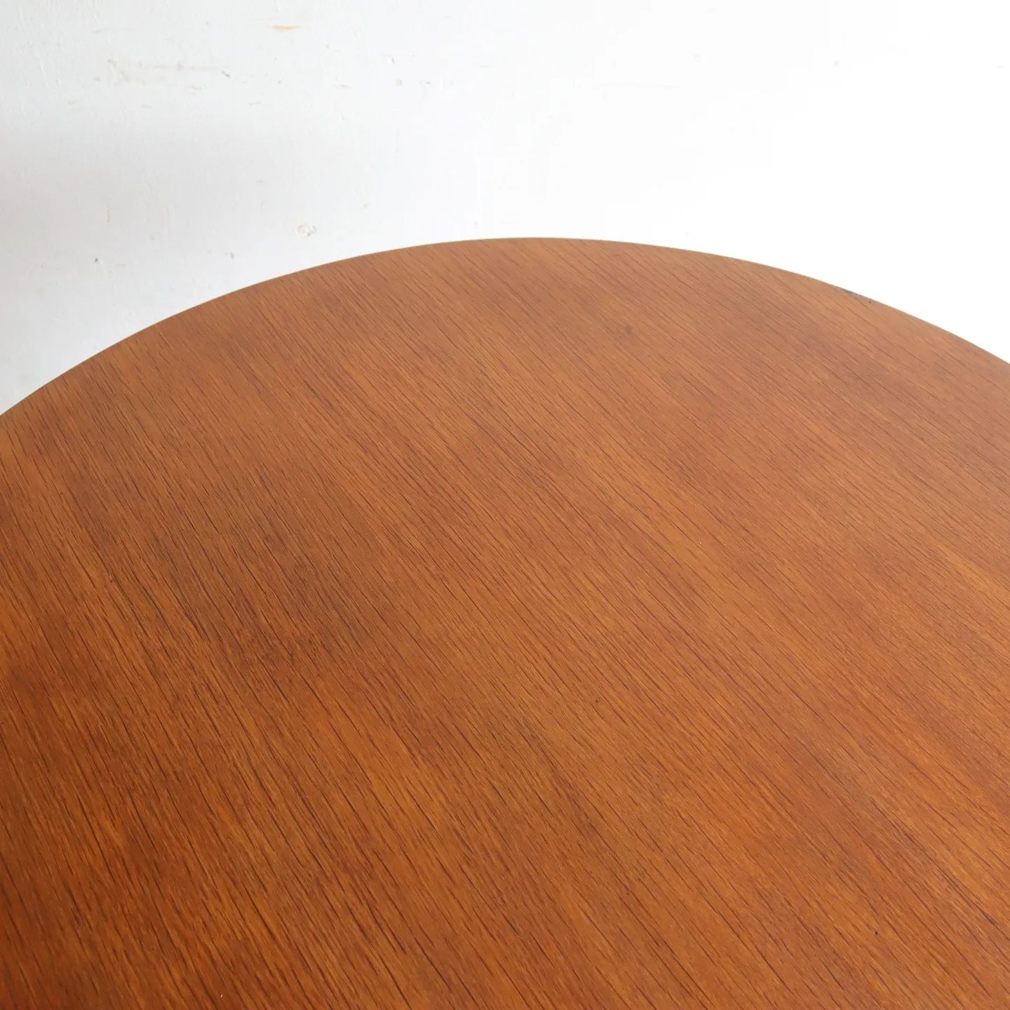 Mid-Century round oak dining room table | Klassiek