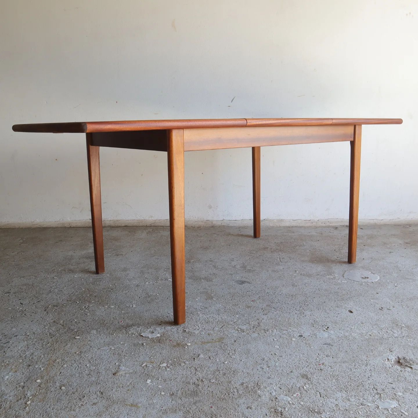 Mid-Century Danish teak extendable dining room table | Klassiek