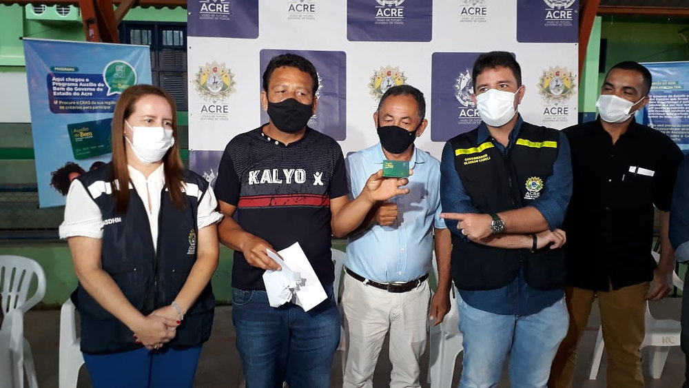 Prefeito e governador entregam os primeiros cartões do Auxílio do Bem ...