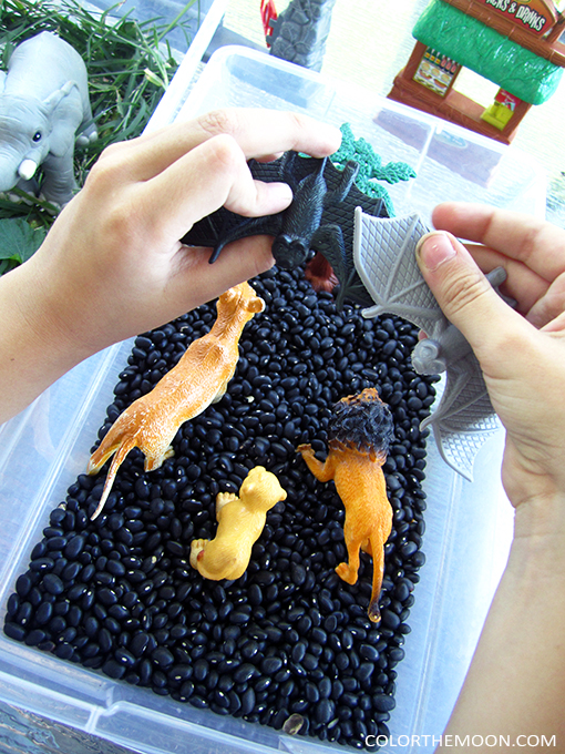 SIMPLE TO MAKE ZOO SENSORY BINS