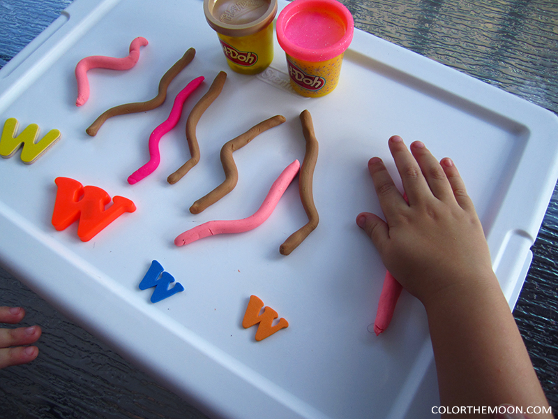 QUICK AND EASY WORM SENSORY PLAY