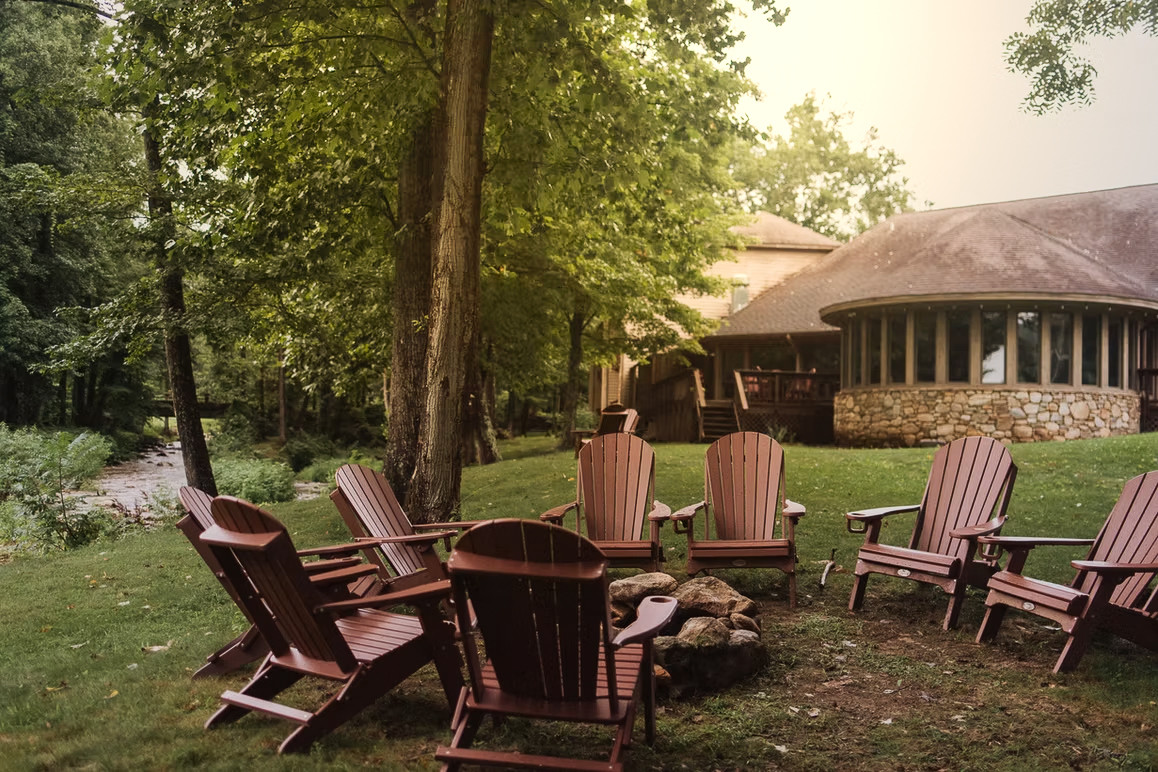 Cozy Lodging Features at The Catawba Lodge - Rustic & Modern Retreat