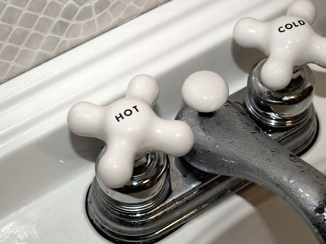 What is better: cleaning with cold water vs hot water