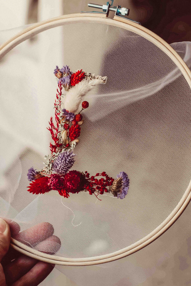 Trockenblumen Stickbild – Florale Typo zum Sticken