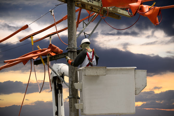 What is a linemans jobs