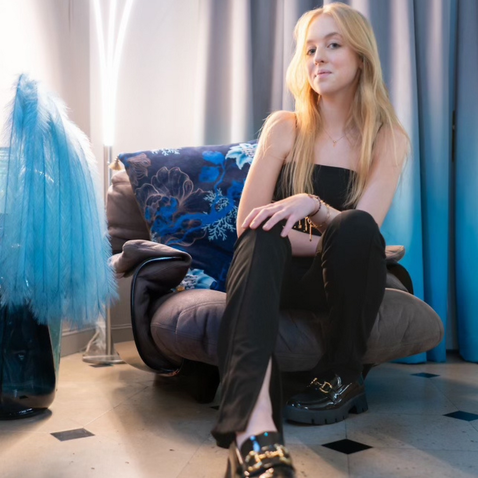 Découvrez la chanteuse Ambre Ever et son single " DIS-MOI COMMENT JE VAIS