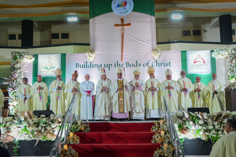 A Joyous Thanksgiving and Welcoming Eucharist for Archbishop John ...