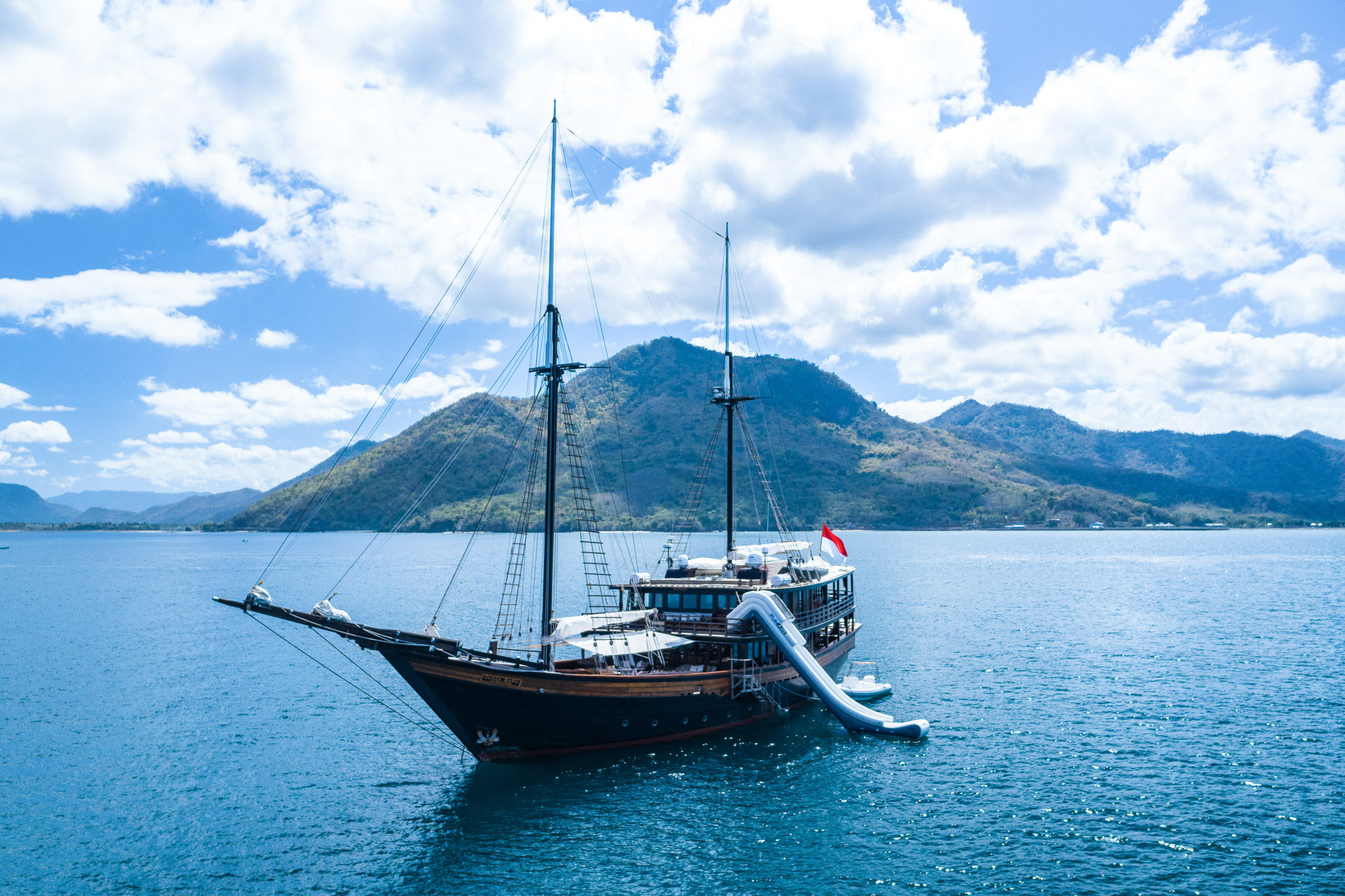 DUNIA BARU | ADVENTURE YACHT