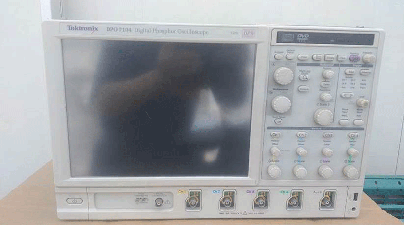 Tektronix DPO7104 Dightal Phosphor Oscillscope | rescience