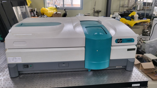 VARIAN Cary 5000 UV-Spectrophotometer | rescience