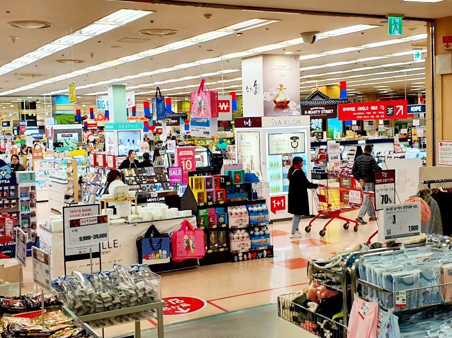 Lotte Mart (Seoul Station Branch) & getting there - KoreaToDo