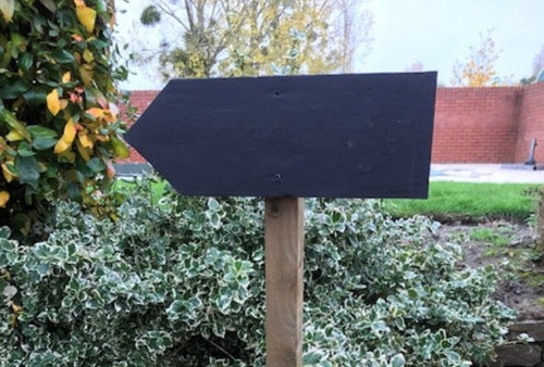 Freestanding wood stand with black board direction sign | WOODYARD THINGS