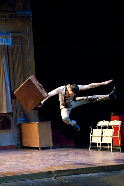 Acrobate-Circus / acrobatie au sol et art du mouvement / France.