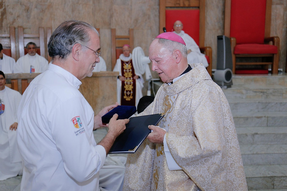 Monseñor Jairo Jaramillo recibió la medalla Puerta de Oro