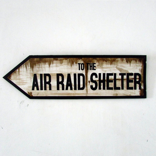 Placa To The Air Raid Shelter - 50x15cm MDF | NosRastrosdaHistória