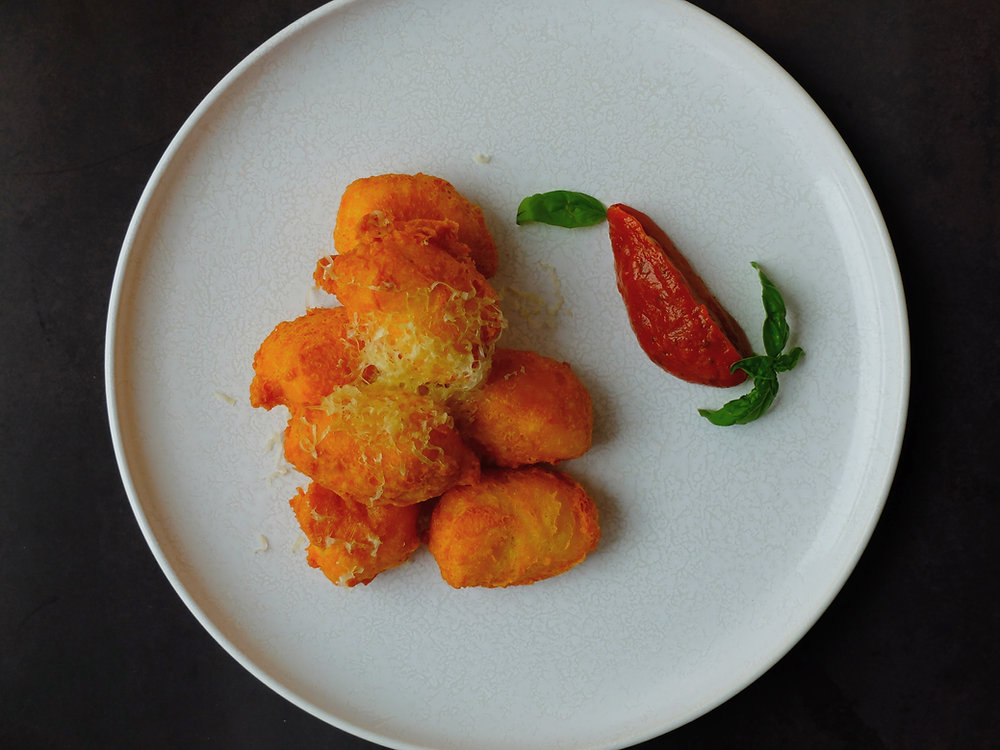 Sūrio spurgos (aka. Beignetės) su alaus kečupu