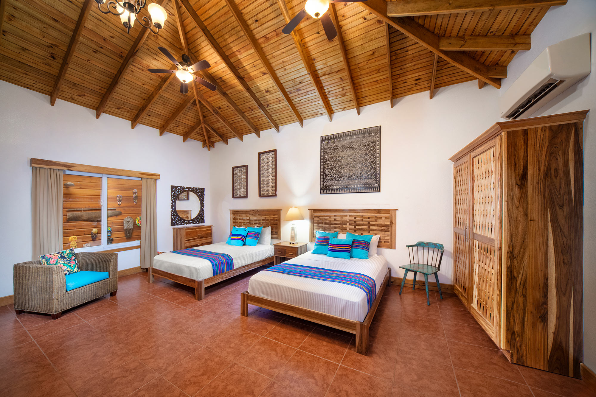 Mr. Tucan Hotel | Roatan | Honduras | Home