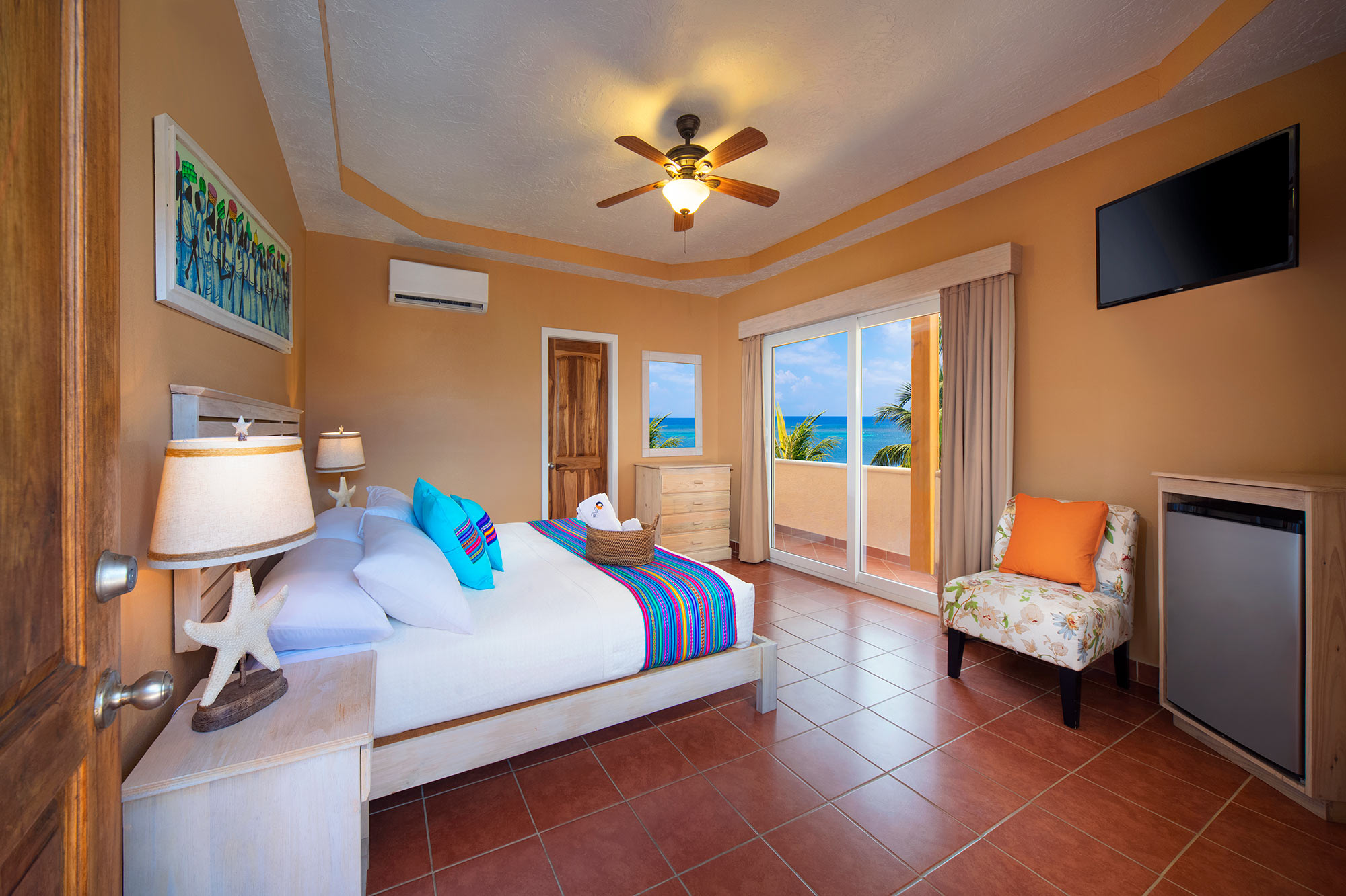 Mr. Tucan Hotel | Roatan | Honduras | Home