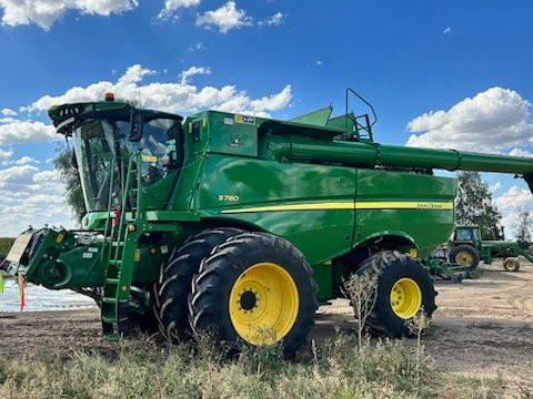 John Deere S780 Combine with 740D Front on Trailer | Westblade Machinery