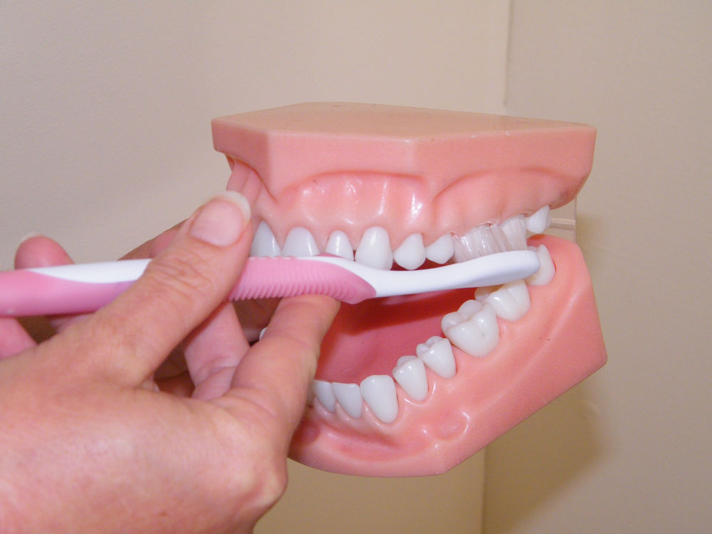 Choosing the right toothbrush and applying the correct technique