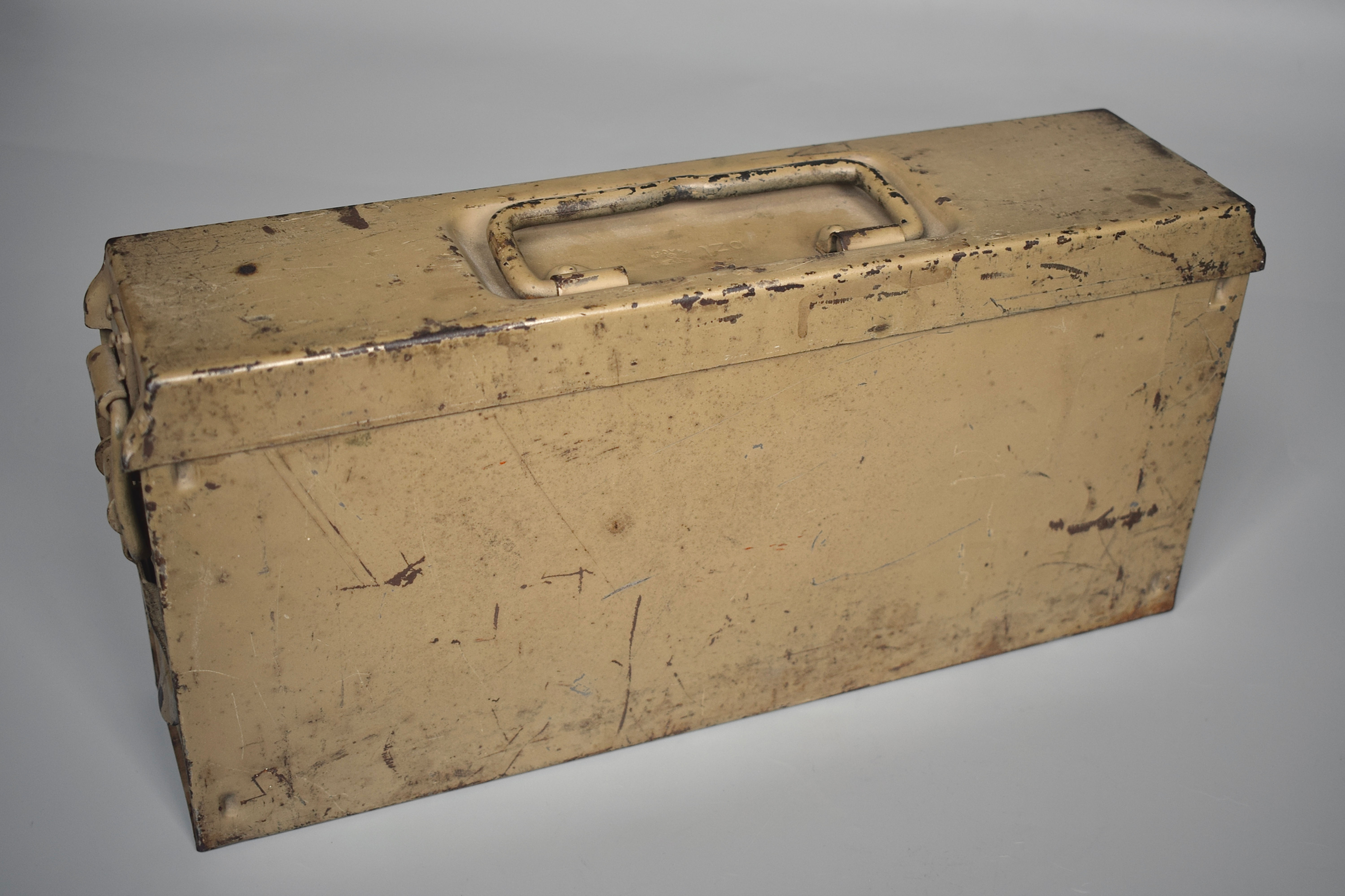 Late-war tan MG34/42 ammo box 'bzl WaA' | Frontkampfer45
