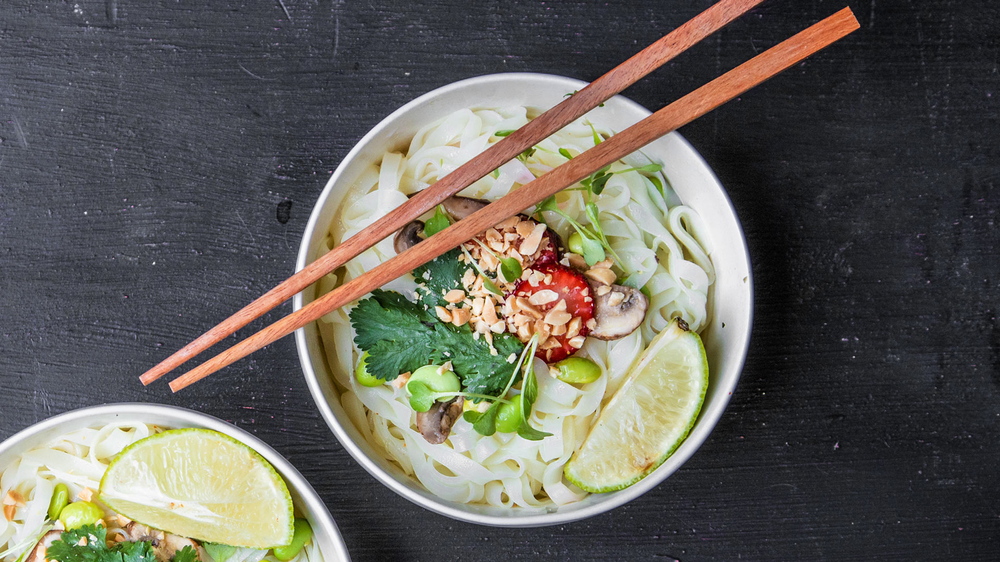 Noodles de arroz com edamame