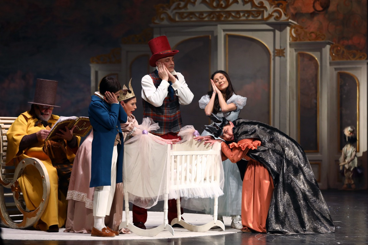 მდიდრული სპექტაკლი სენაკის თეატრში Theatrelifege