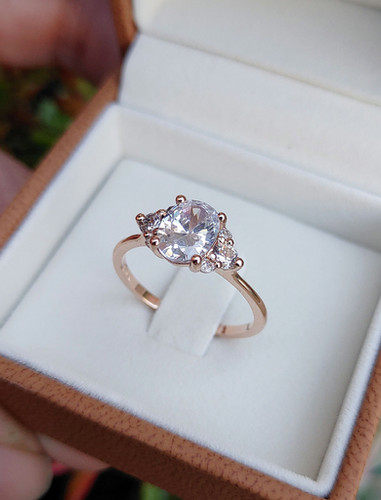 Oval Cluster in 9ct Gold Ring | Mignon Daubermann