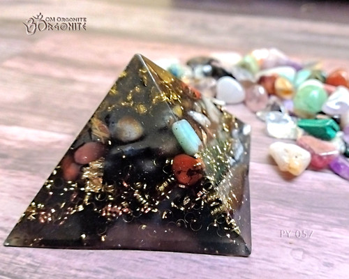 Shungite Eight-sided Pyramid with 20 Crystals | OM Orgonite