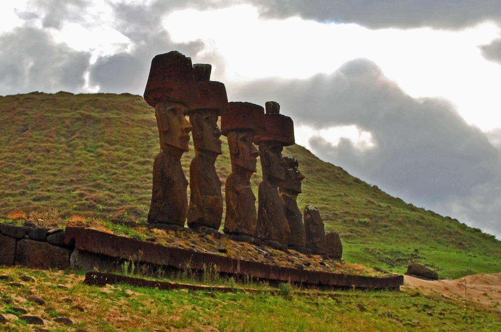 Les statues Moaï de l’île de Pâques, en Polynésie