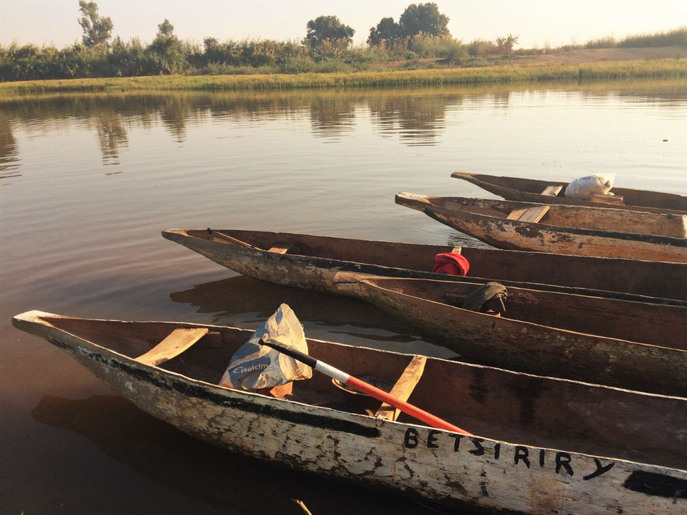 Descente du fleuve Tsiribihina en pirogue, Madagascar