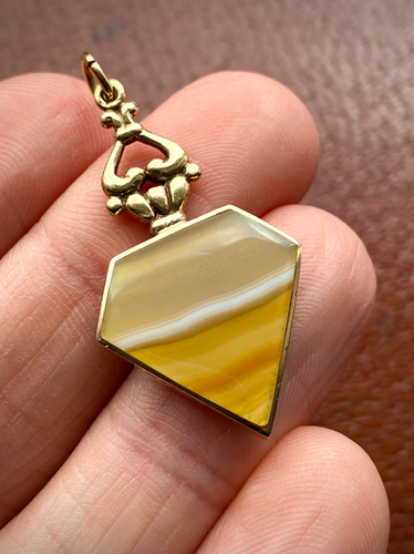 1998 Sheffield 9ct gold David Scott Walker Pendant Red & Yellow Agate ...