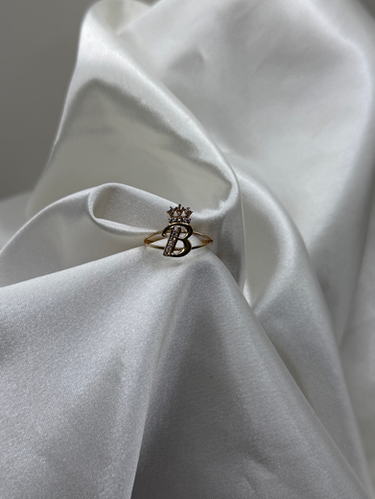 14k queen “B” initial ring | Joyeria Los Angeles