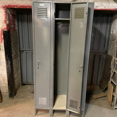 Bank of 3 Lyon Grey School Lockers | zapprops