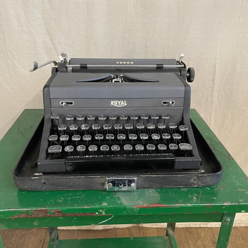 Gray Royal Arrow Typewriter and Case | zapprops