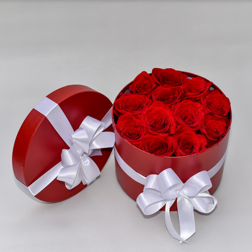 Red hat box roses | epicflora.co.uk