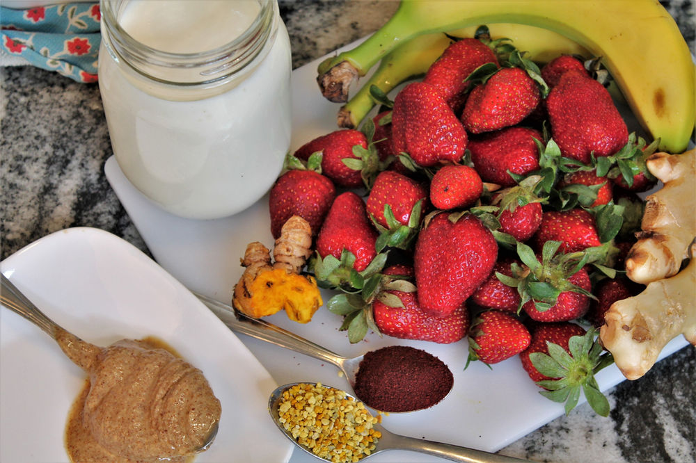 Superfood Smoothie Bowl (VIDEO)