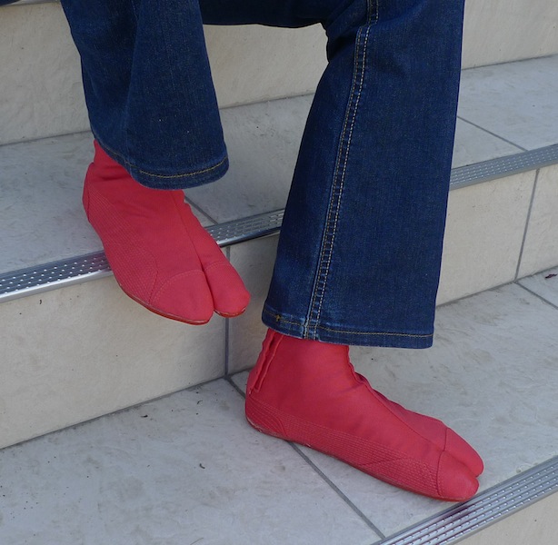 JIKATABI, THESE WONDERFUL TRADITIONAL JAPANESE SHOES YOU MUST TRY ON!