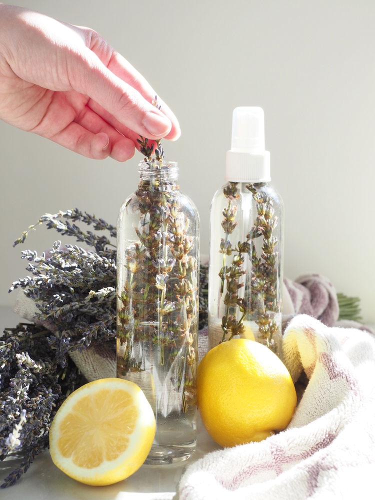 How to make natural lavender and lemon room spray for spring